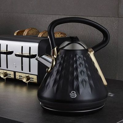 Art Deco en modern komen samen in deze zwarte retro waterkoker van Swan