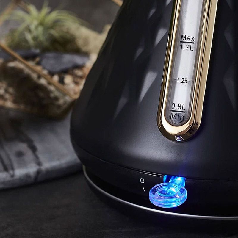 Art Deco en modern komen samen in deze zwarte retro waterkoker van Swan