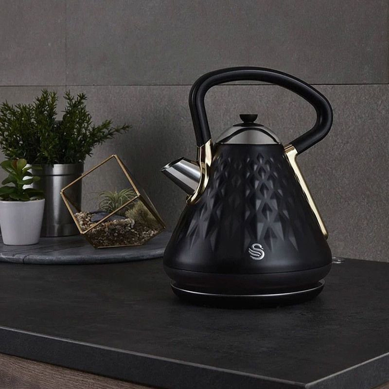 Art Deco en modern komen samen in deze zwarte retro waterkoker van Swan